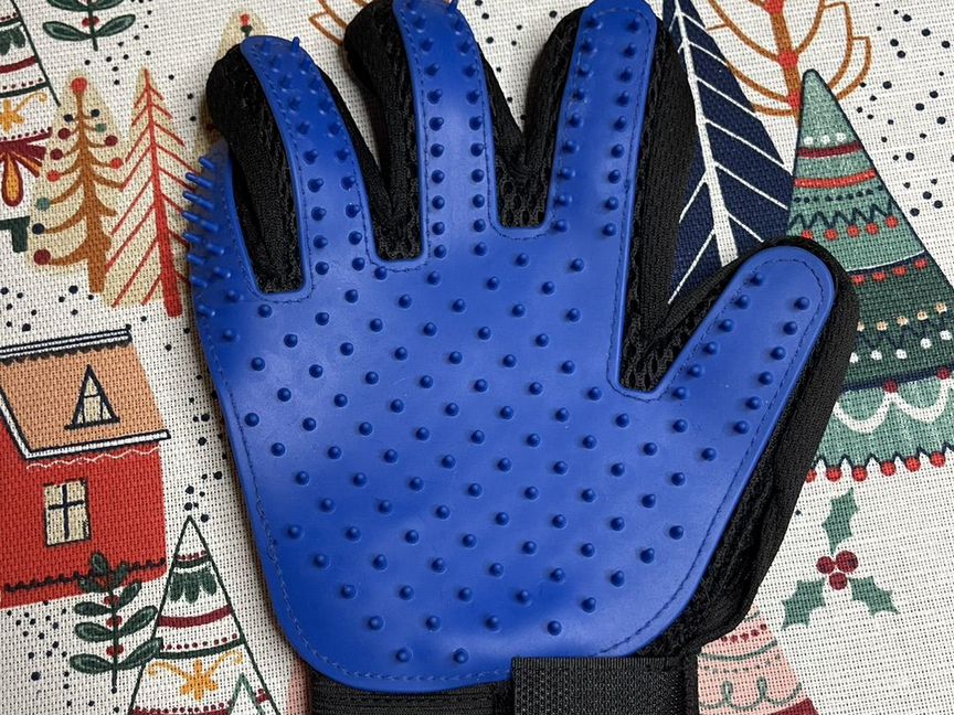 Перчатка чесалка для шерсти