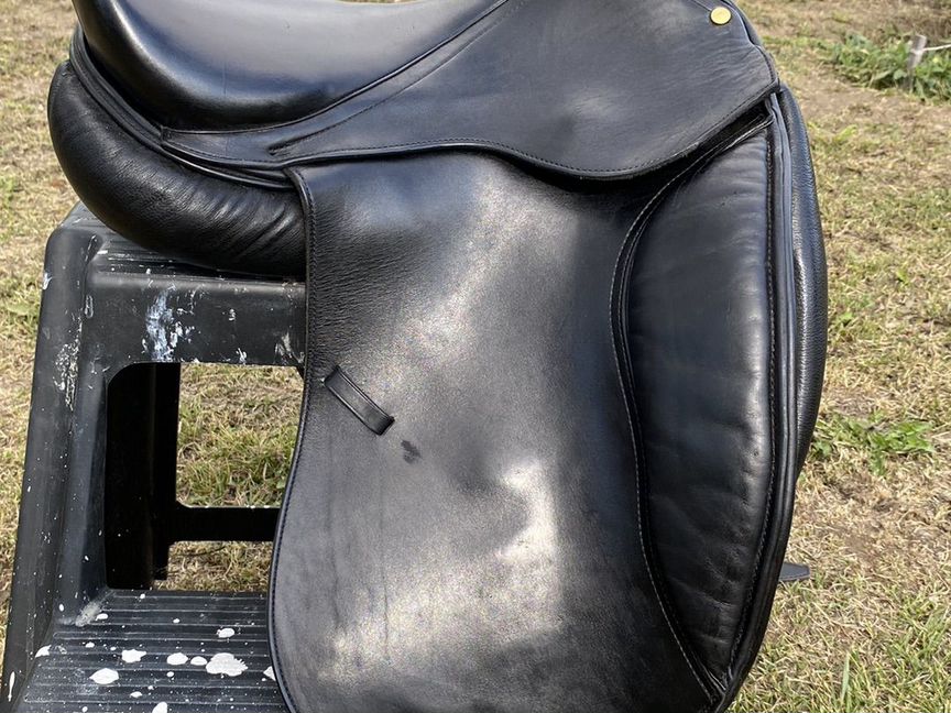 Выездковое седло