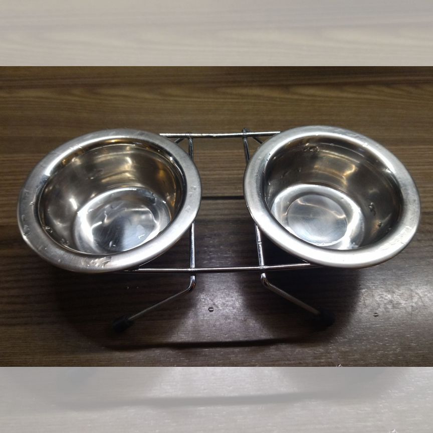 Металлические миски на подставке