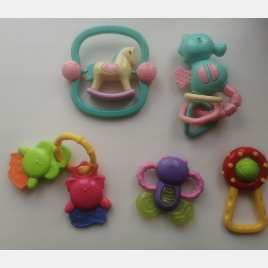 Погремушки и прорезыватели из безопасного пластик
