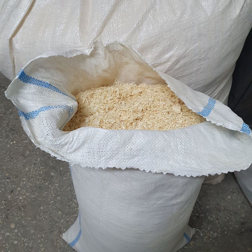 Сухие опилки в мешках