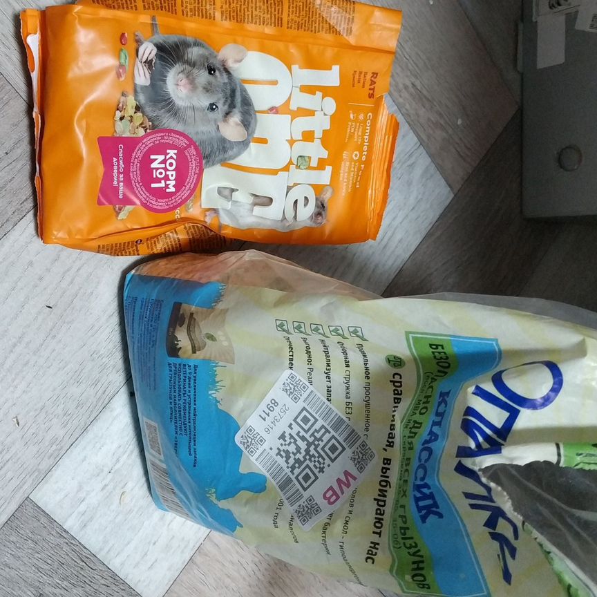 Опилки и корм для крыс