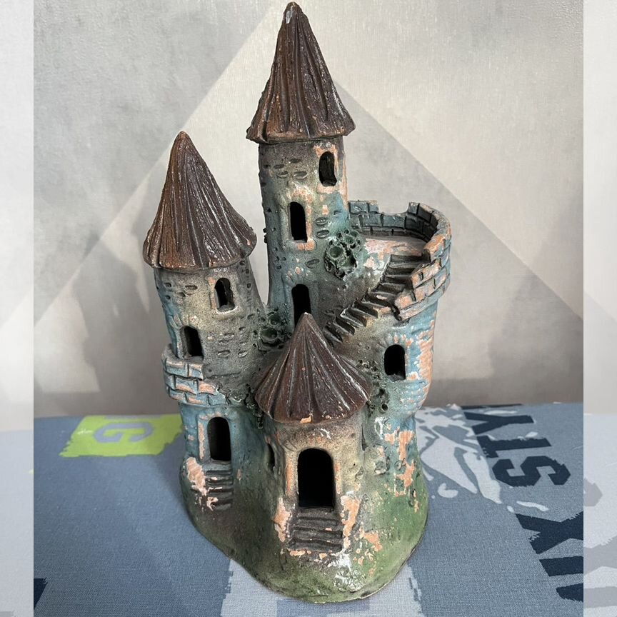 Замок в аквариум