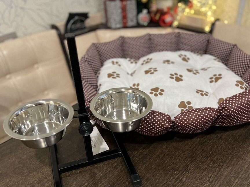 Лежанка для собак и миски