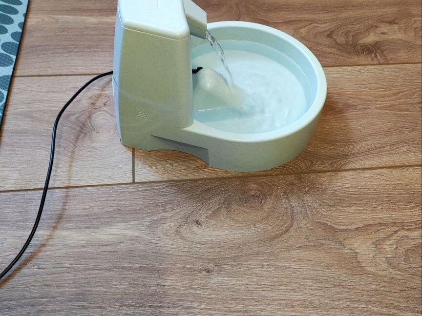 Фонтан поилка для кошек