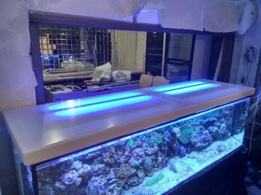 Крышка на аквариум в кафе из искусственного камня