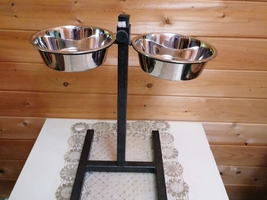 Стойка с мисками для собак