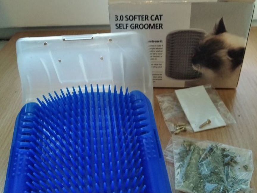 Новая. Угловая щетка для кошки