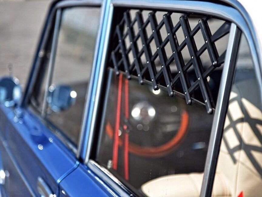 Решётка на авто окно