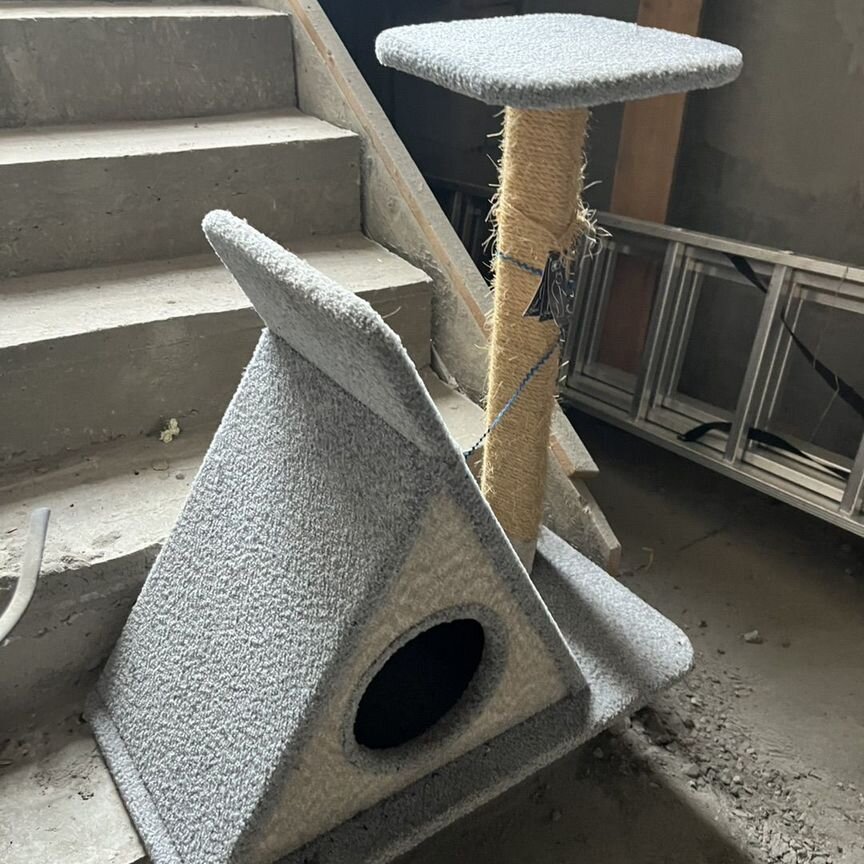 Домик для кошки с когтеточкой бу