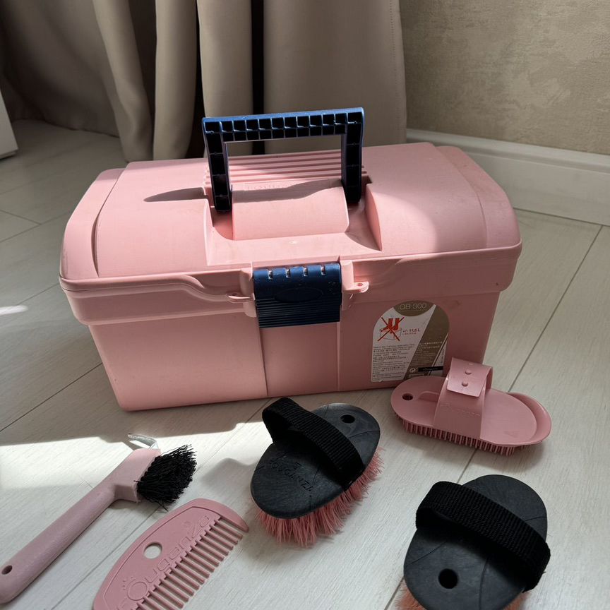 Ящик со щетками для конного спорта