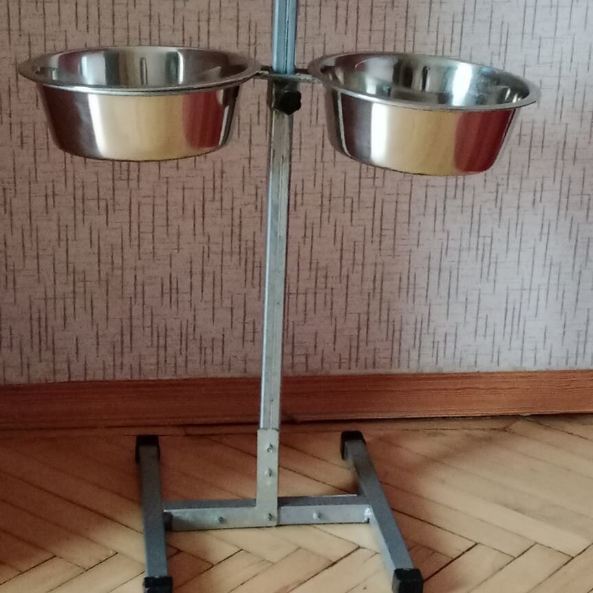 Стойка с мисками для собак