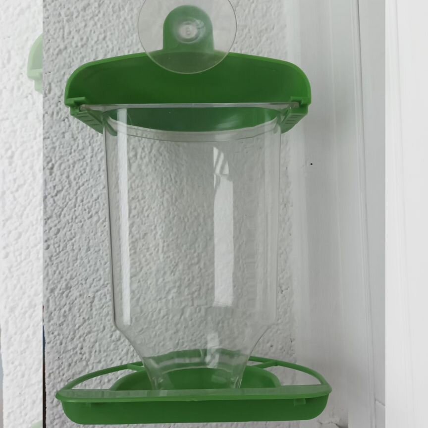 Кормушка на присоске на окно