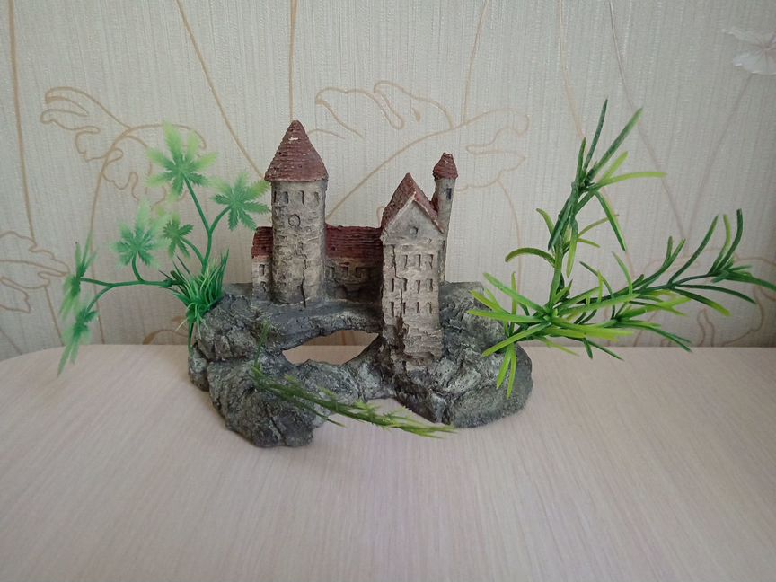 Замок в аквариум бонусом кормушка