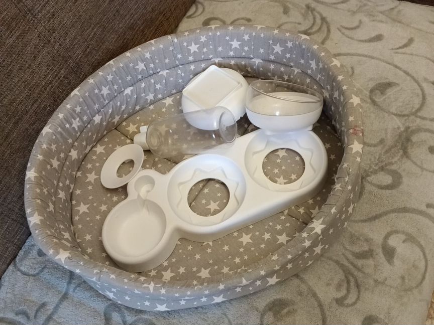 Для кота кормушка и лежанка