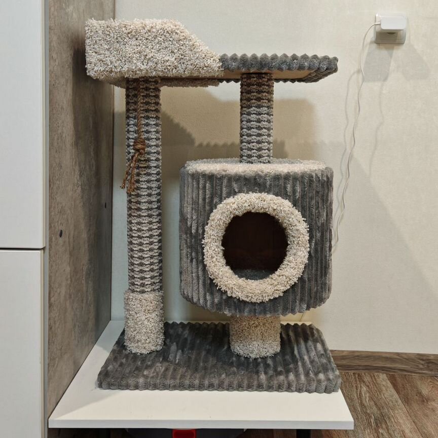 Когтеточка с домиком для кошки