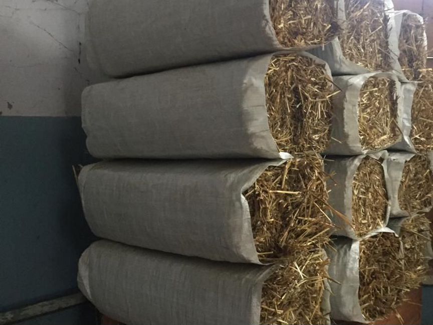 Солома в брикетах