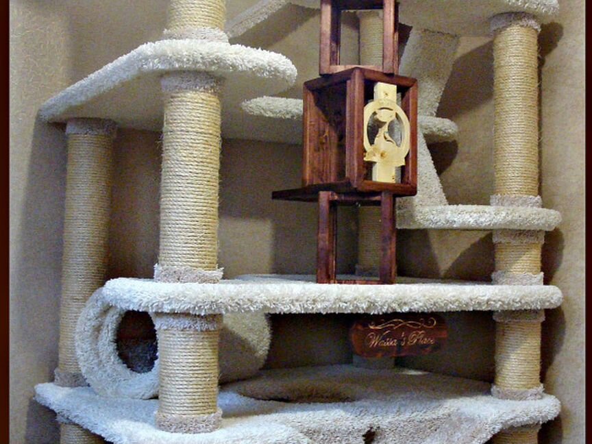 Игровой комплекс для кошки с декором из дерева