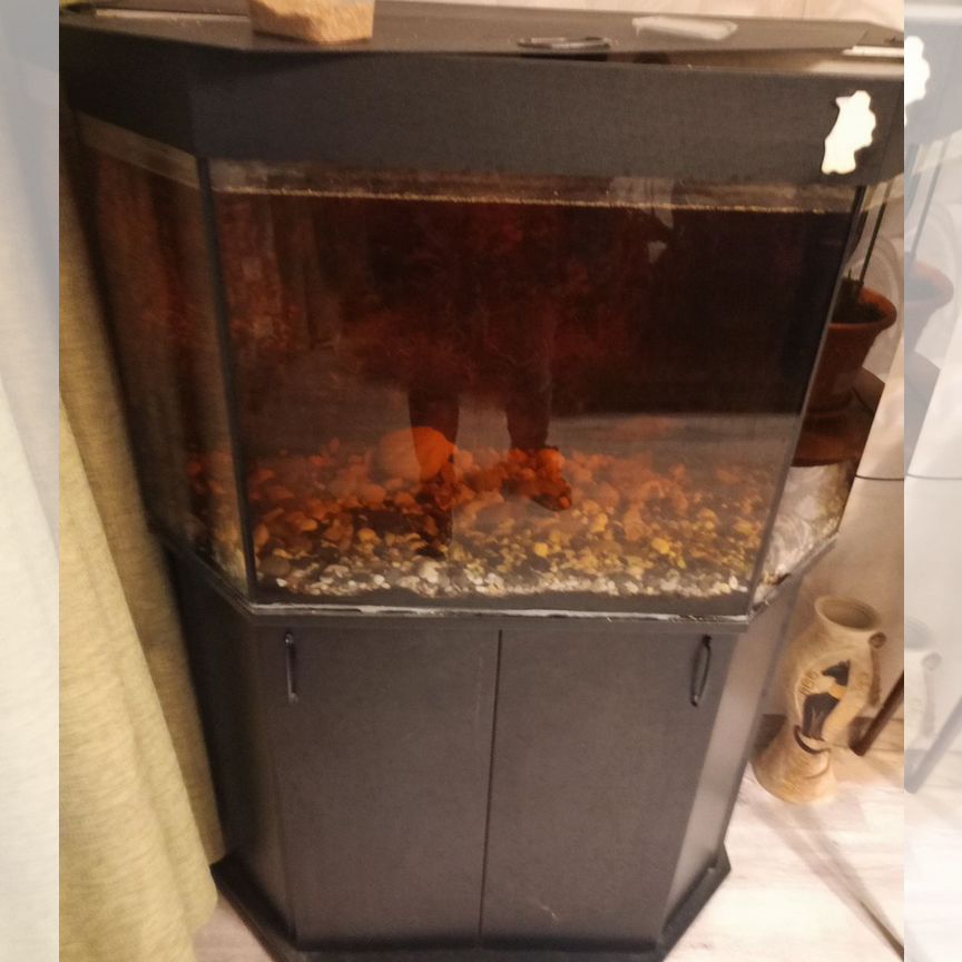 Аквариум с рыбками и тумбой