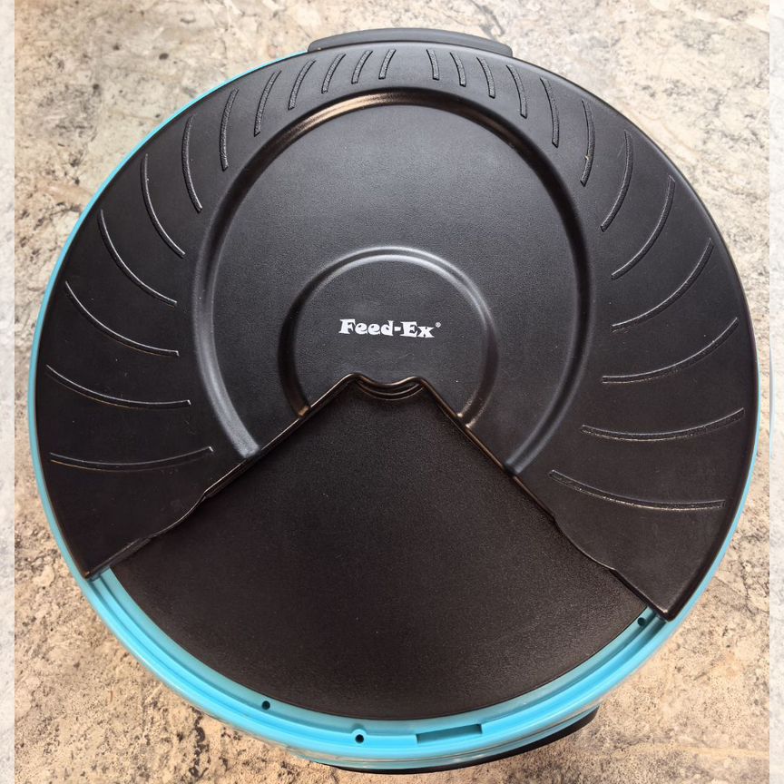 Автоматическая кормушка для животных