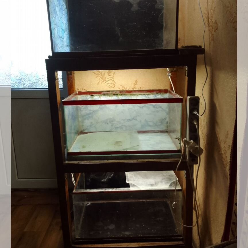 Продаётся стойка с тремя аквариумами 90л, 2 на 60л