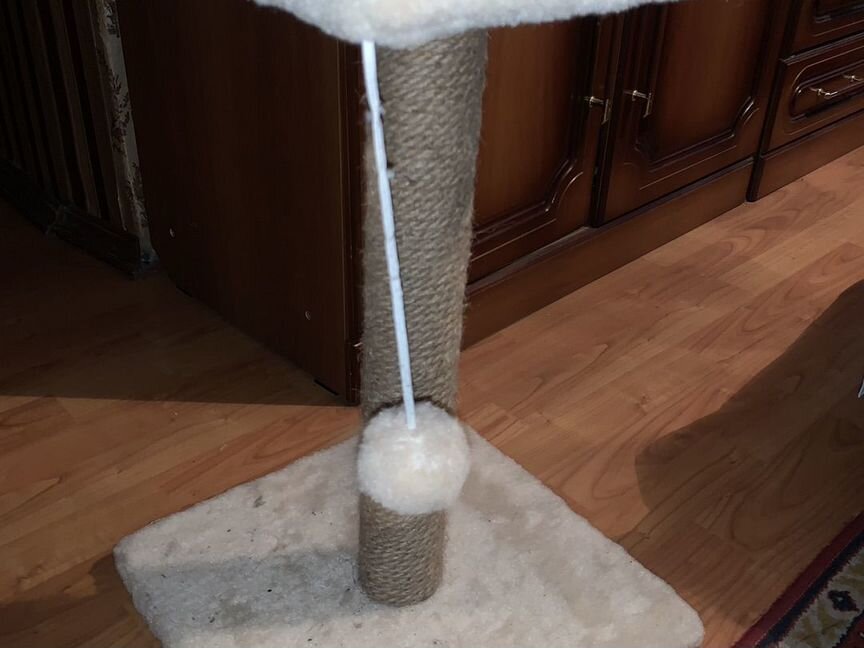 Когтеточка-столбик с полкой-лежанкой и игрушкой