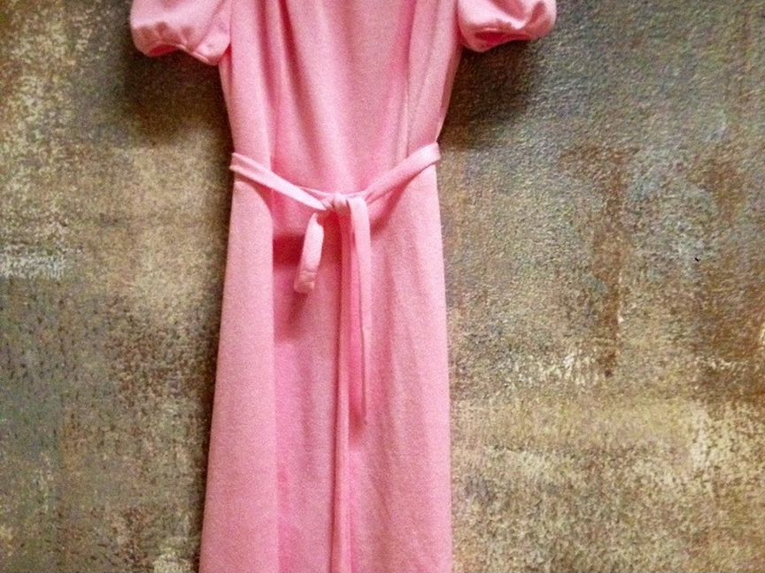 Нежно-розовое утонченное платье