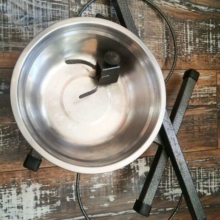 Стойка с мисками для собак