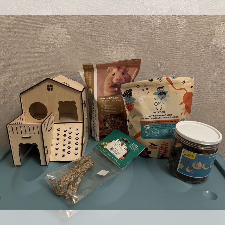 Лакомство для хомячков и дом