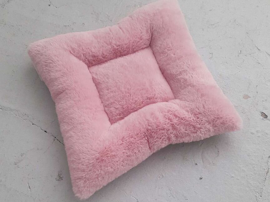 Лежанка для маленькой собачки или кошки