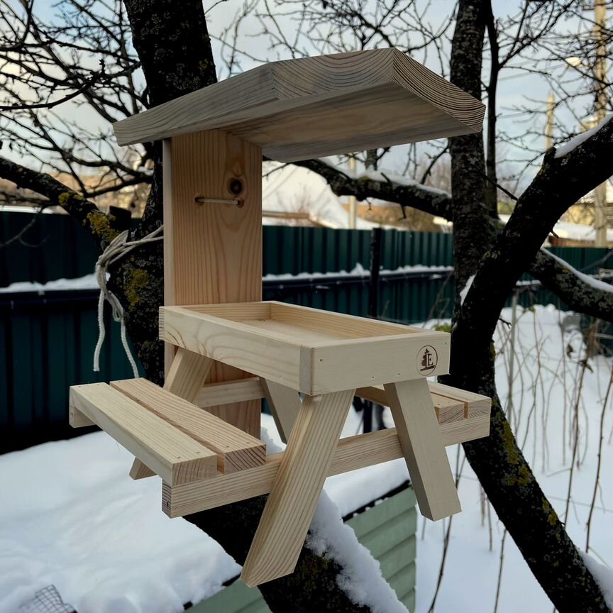 Кормушка для белок и птиц