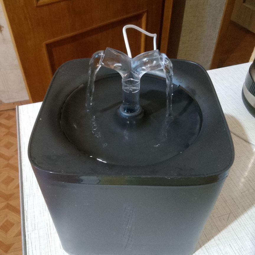 Фонтан поилка для кошек 2л