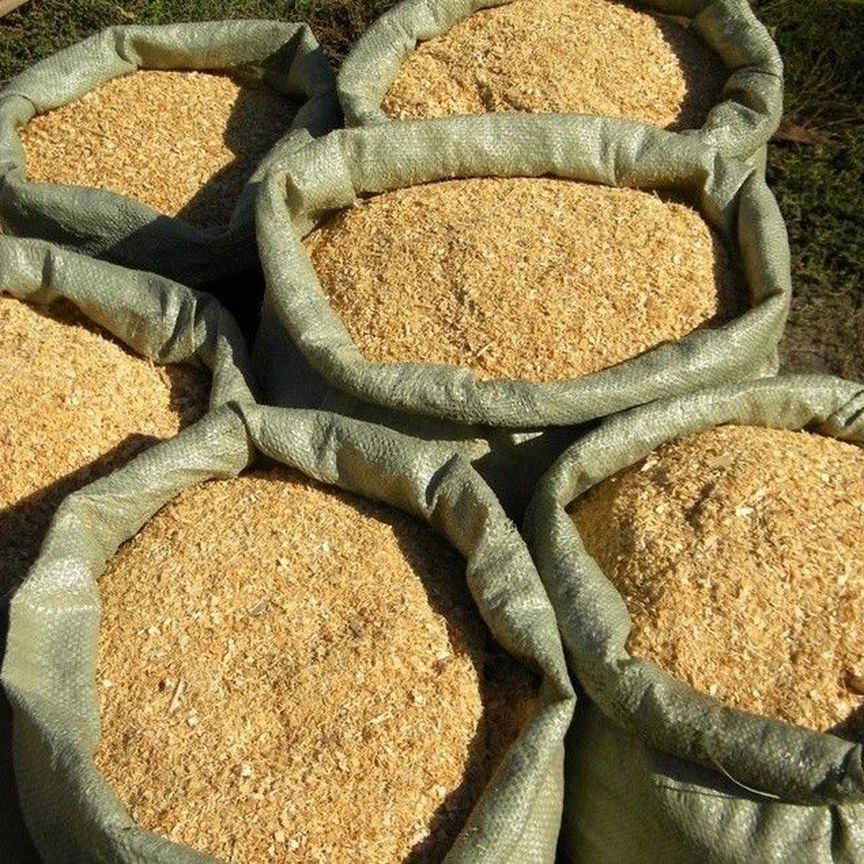 Сухие опилки в мешках