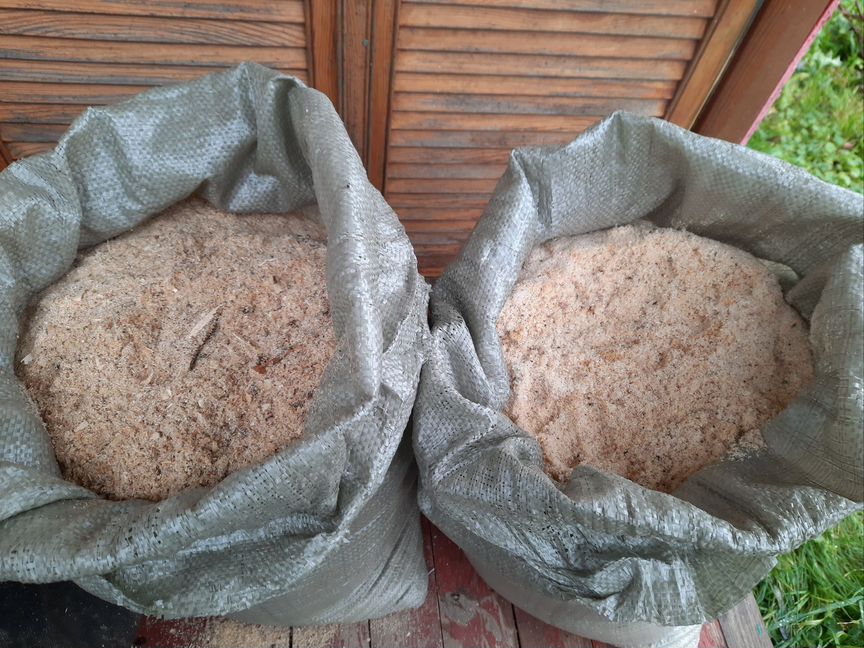 Опилки сухие в мешках