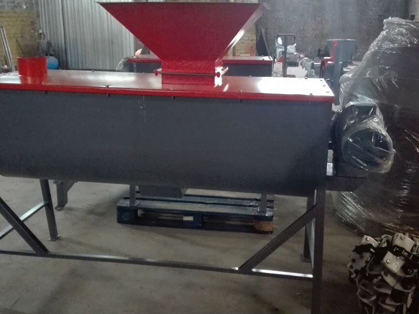 Смеситель кормов горизонтальный