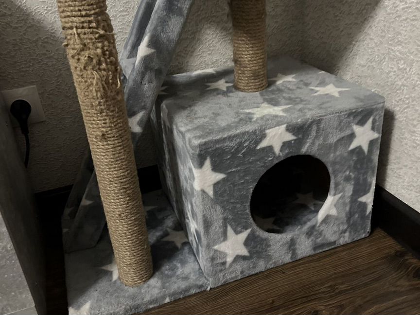 Домик для кошки с когтеточкой и лесенкой