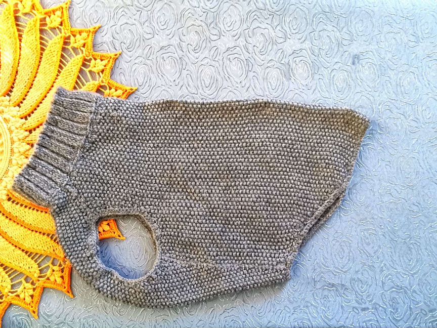 Безрукавка вязаная на собаку