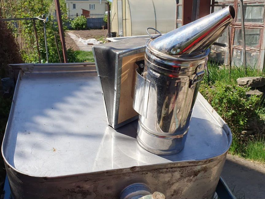 Бак для рамок и дымарь