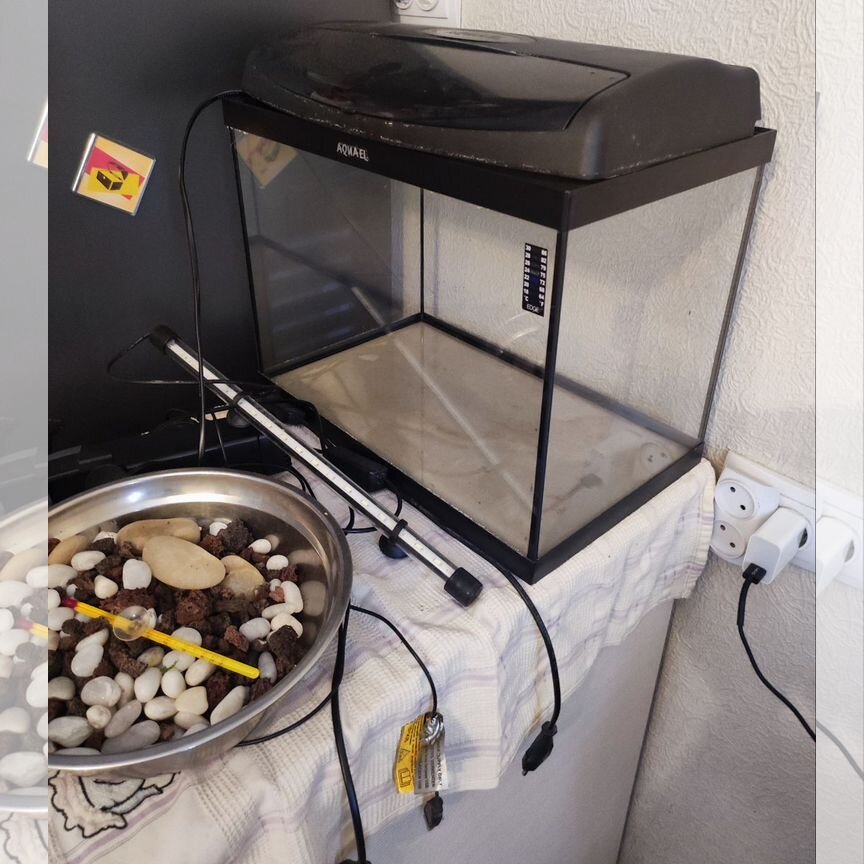 Аквариум, фильтр, светильник, камушки