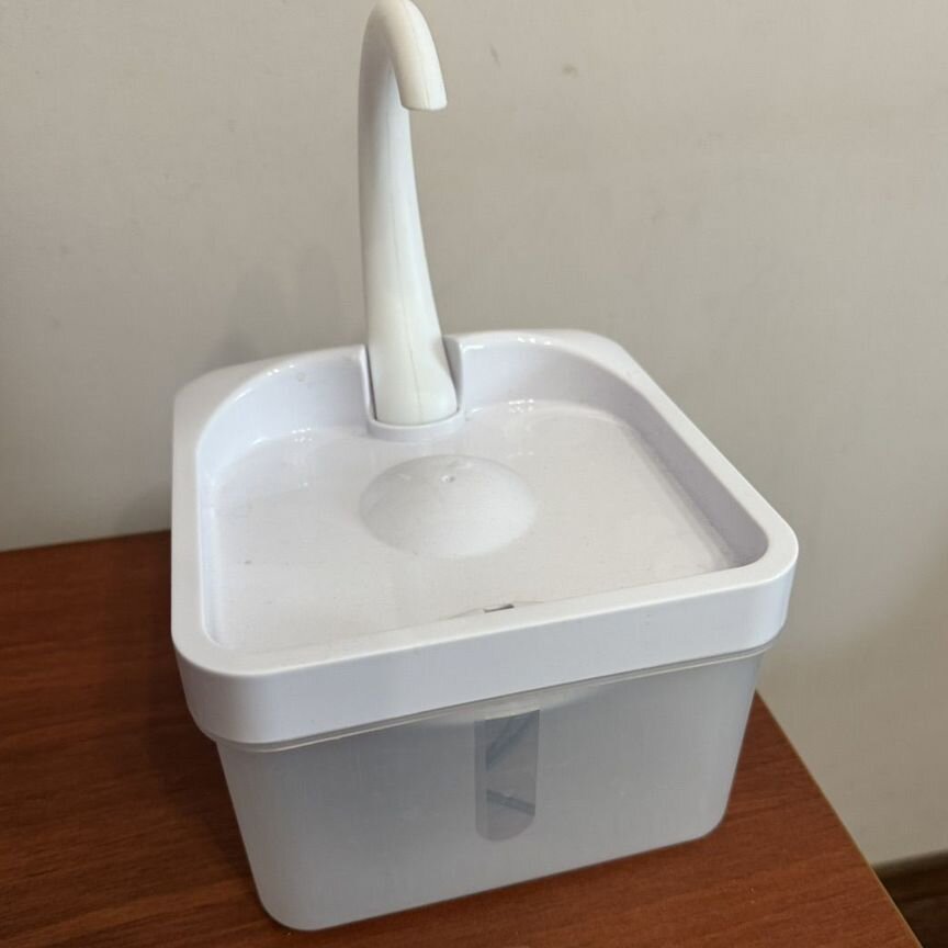 Автоматическая поилка для домашних питомцев