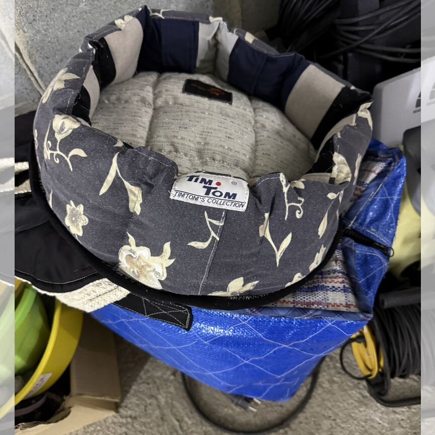 Подложки и одежда для животных