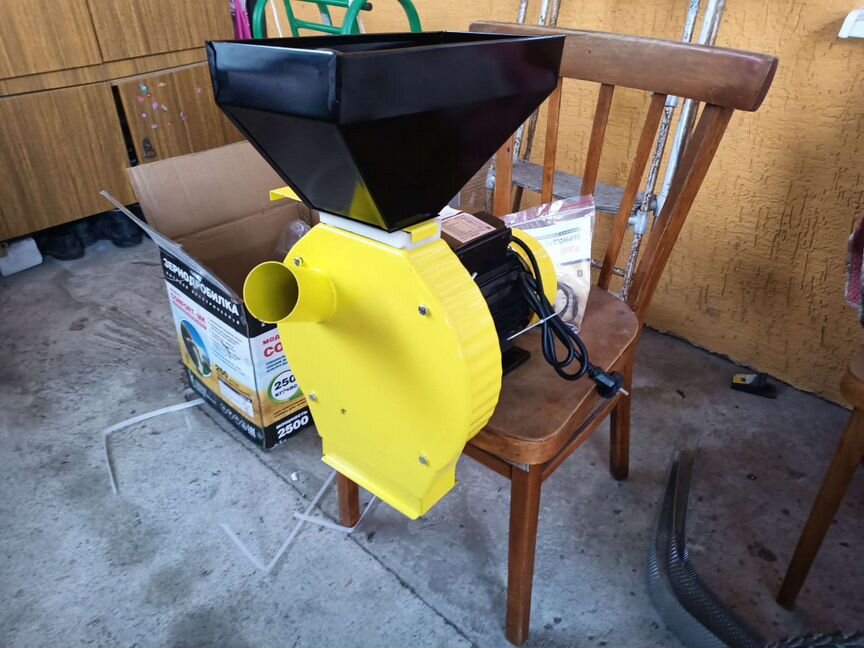 Зернодробилка 2500 Вт 250 кг/ч