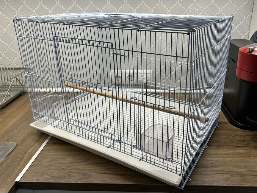 Клетка для птиц с игрушками