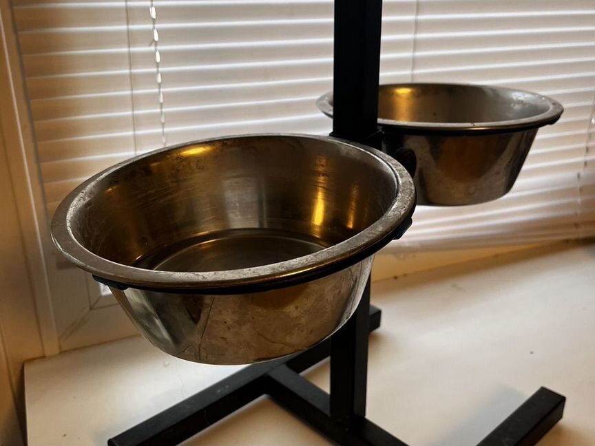 Стойка с мисками для корма