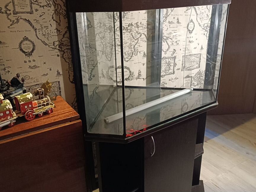 Аквариум угловой 120л. с тумбой и эл. кормушкой