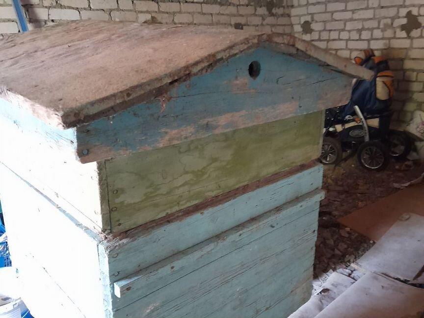 Улей для пчел. Также есть рамки, вощина