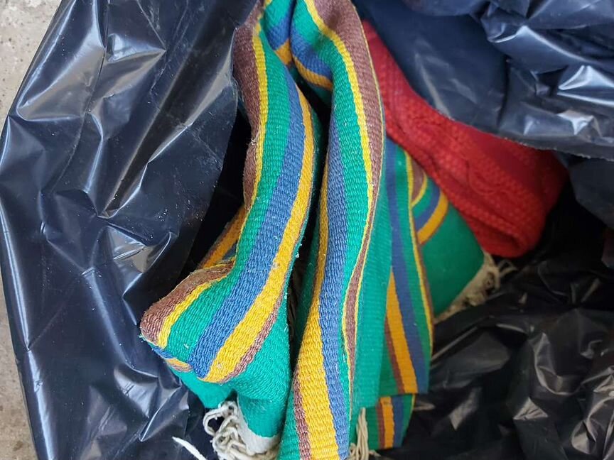 Старые дорожки, накидки на диван, ватные матрасики