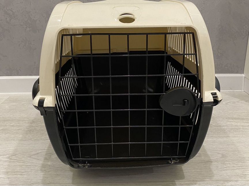 Переноска на крепокниях пластиковая для животных