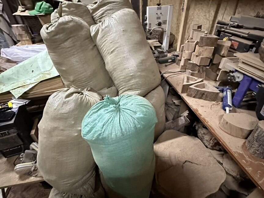 Опилки в мешках