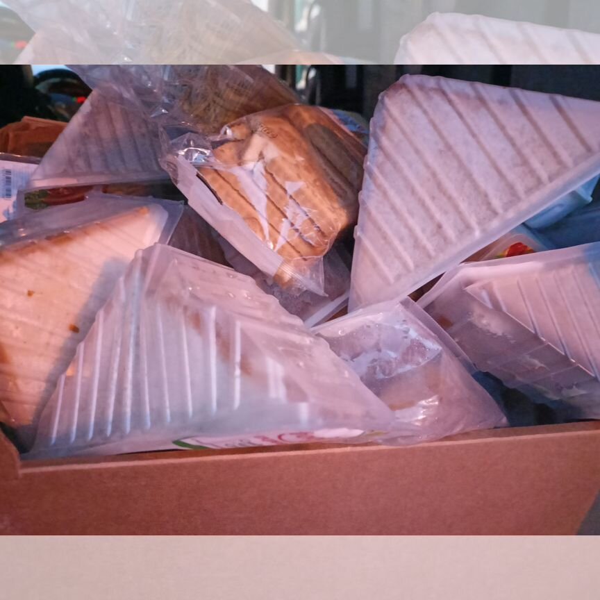 Мясо,колбаса, хлеб,молоко на корм животным